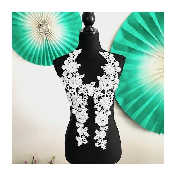 大きめのホワイトカラーのお花のモチーフセットになります。社交ダンス、シンプルなワンピース、レオタード、バトントワリング、バレエ、新体操やフィギュア等の衣装、ハンドメイドなどにいかがでしょうか。 サイズ：H50cm W18cmカラー：ホワイト...