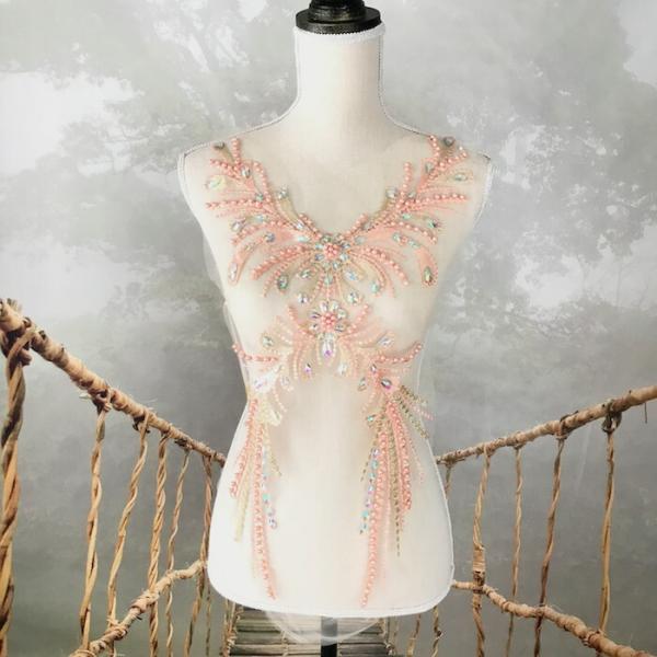 チュールにステキなお花の模様・ビーズ・キラキラオーロラのアクリルストーンを施したモチーフになります。装飾付きなので、このまま衣装に縫い付けてお使いいただけます。ラインストーンを付けるのが苦手な方にも便利です。切り離して自由なデザインにもでき...