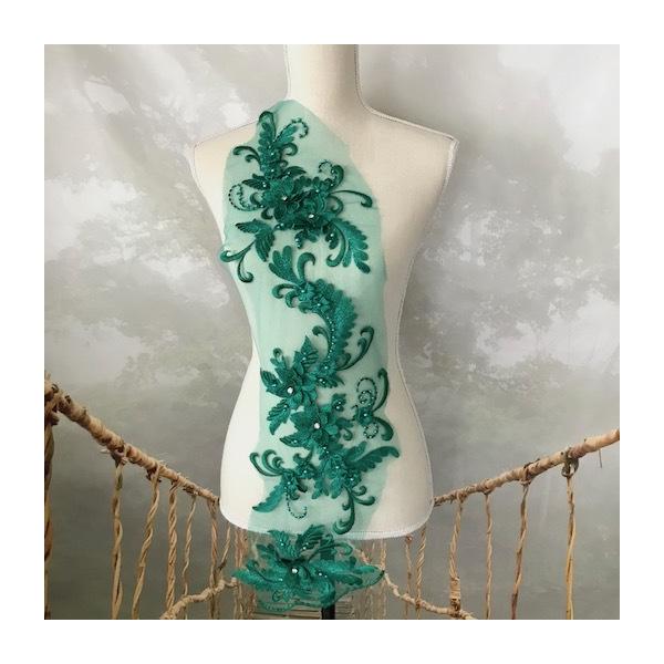 立体的な花とストーン付きのグリーンモチーフです。新体操、社交ダンス、バトントワリング、レオタード、ベリーダンス、フィギュアスケート、バレエ衣装、ドレス、ステージ衣装、ハンドメイド材料などにお使いいただけます。サイズ：H70cm W22cmカ...