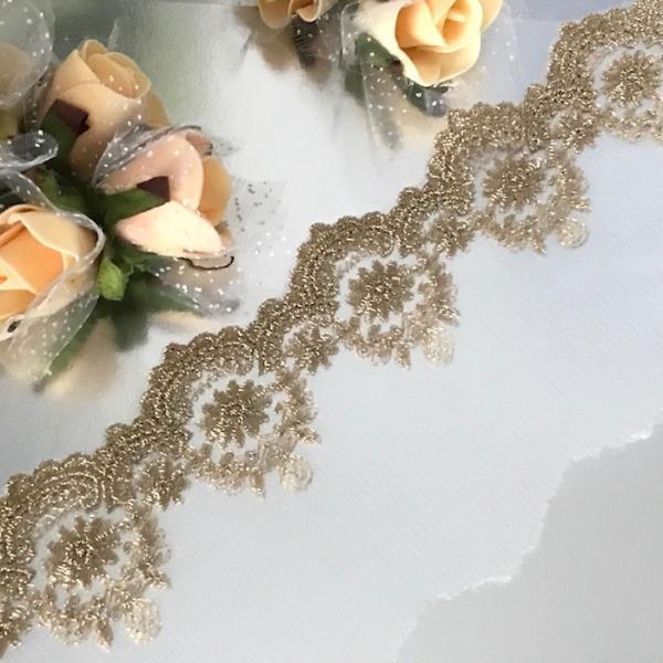 花模様のラメ刺繍入りチュールレースになります。ステージ衣装、ダンスのコスチューム、コスプレ、人形のドレス、ベリーダンス、レオタード、バレエ衣装、バトンモチーフ、ハンドメイド材料などにおすすめです。サイズ：W9cmカラー：ゴールデブロンズ長さ...
