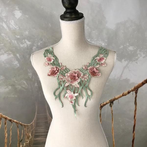 ゴールド刺繍入り立体的な花のネックラインモチーフになります。ワンピース、新体操、社交ダンス、バトントワリング、レオタード、ベリーダンス、フィギュアスケート、バレエ衣装、ドレス、服飾、ステージ衣装、舞台衣装、ハンドメイド材料などにお使いいただ...