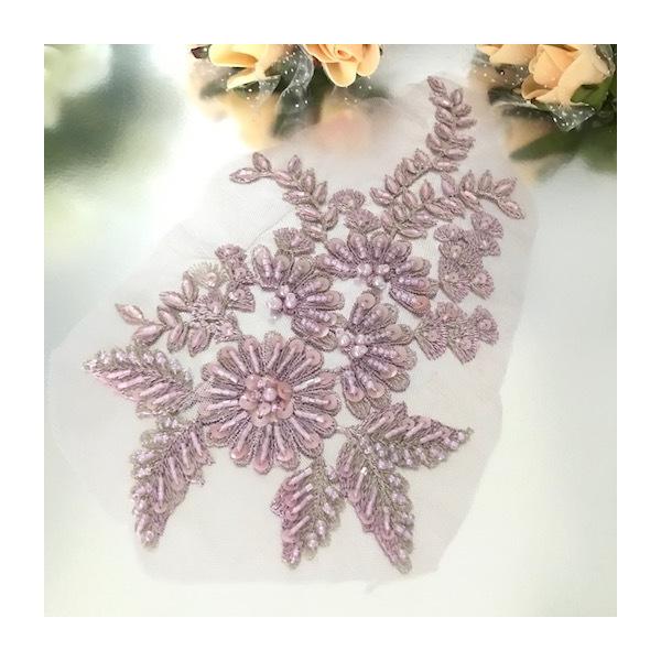 ビーズをたくさん施したお花の刺繍レースモチーフです。ワンピース、新体操、社交ダンス、バトントワリング、レオタード、ベリーダンス、フィギュアスケート、バレエ衣装、ドレス、服飾、ステージ衣装、舞台衣装、ハンドメイド材料などにお使いいただけます。...