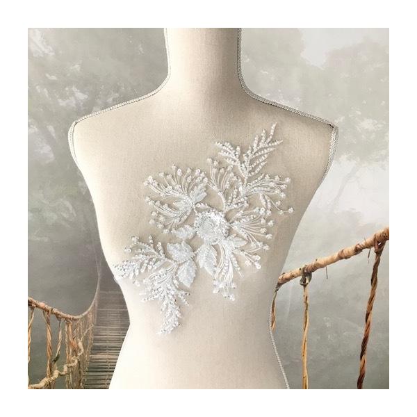 スパンコールとビーズ付きの花模様の衣装モチーフです。ワンピース、新体操、社交ダンス、バトントワリング、レオタード、ベリーダンス、フィギュアスケート、バレエ衣装、ドレス、服飾、ステージ衣装、ハンドメイド材料などにお使いいただけます。サイズ：H...