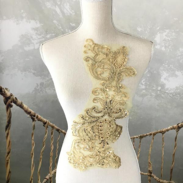 スパンコール付きの衣装用チュールモチーフです。ステージ衣装、コスチューム、新体操、社交ダンス、バトントワリング、レオタード、ベリーダンス、チアダンス、フィギュアスケート、バレエ、ドレスなどにおすすめです。サイズ：H40cm　W17cmカラー...