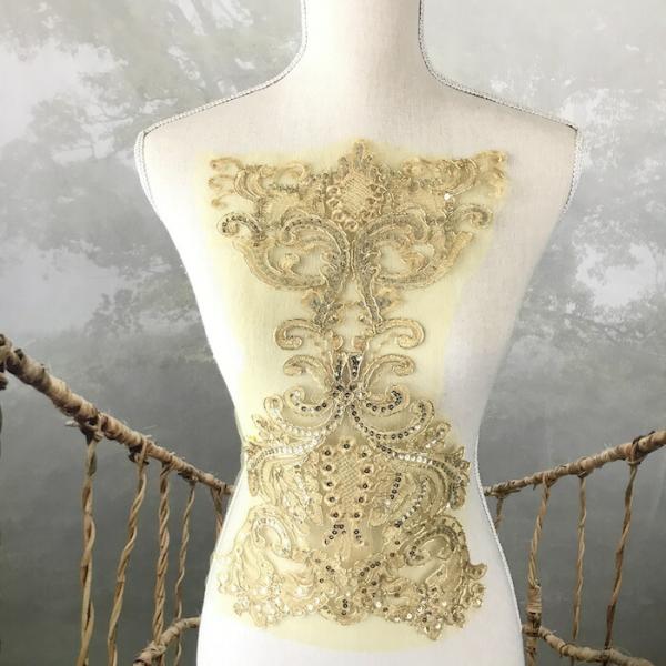 スパンコール付きの衣装用チュールモチーフです。ステージ衣装、コスチューム、新体操、社交ダンス、バトントワリング、レオタード、ベリーダンス、チアダンス、フィギュアスケート、バレエ、ドレスなどにおすすめです。サイズ：H40cm　W23cmカラー...