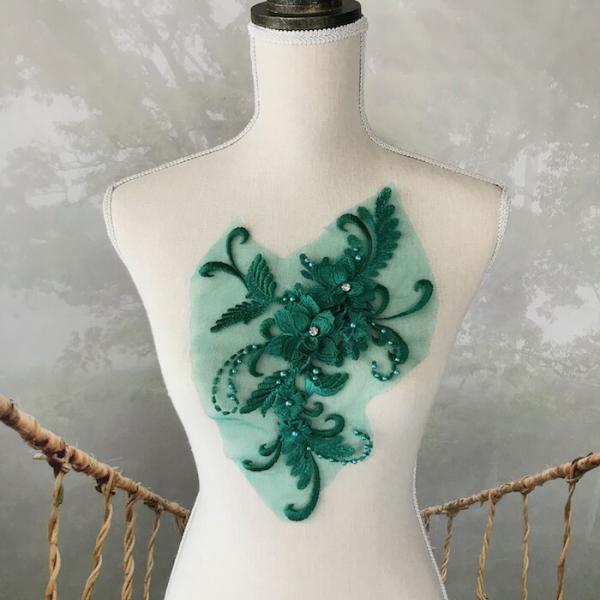 花とストーン付きのチュールモチーフです。新体操、社交ダンス、バトントワリング、レオタード、ベリーダンス、フィギュアスケート、バレエ衣装、ドレス、ステージ衣装、ハンドメイド材料などにお使いいただけます。サイズ：H31cm W19cmカラー：グリーン