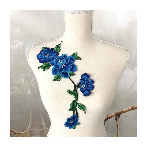 エレガントなブルーのバラ刺繍モチーフです。新体操、社交ダンス、バトントワリング、レオタード、ベリーダンス、フィギュアスケート、バレエ、ドレス、ステージ衣装、ハンドメイド材料などにお使い頂けます。サイズ：H34cm W13cmカラー：ブルー・...