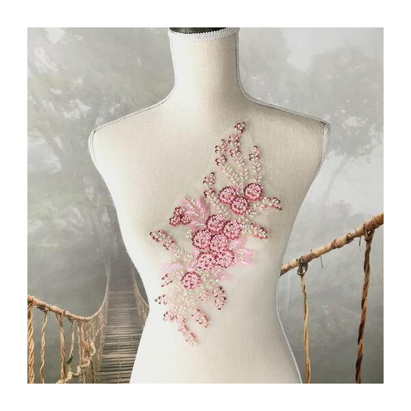 スパンコールとビーズ付きの花模様の衣装モチーフです。ワンピース、新体操、社交ダンス、バトントワリング、レオタード、ベリーダンス、フィギュアスケート、バレエ衣装、ドレス、服飾、ステージ衣装、ハンドメイド材料などにお使いいただけます。サイズ：H...