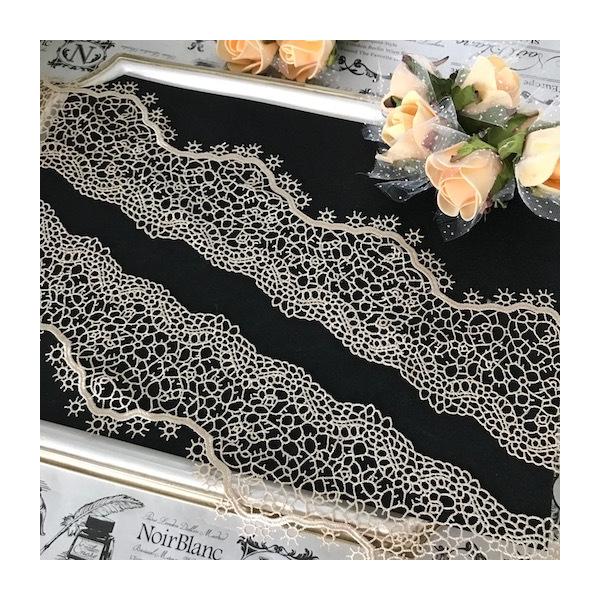 ベージュの波形のケミカルレースになります。新体操、社交ダンス、バトントワリング、レオタード、ベリーダンス、フィギュアスケート、バレエ衣装、ドレス、服飾、ステージ衣装、ハンドメイド材料などにお使いいただけます。サイズ：W7cmカラー：ベージュ...