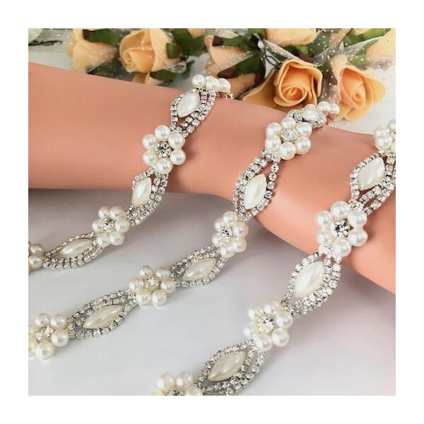 花のクリアストーンとパールビーズタイプのトリムチェーンになります。新体操、社交ダンス、バトントワリング、レオタード、ベリーダンス、フィギュアスケート、バレエ、ドレス、ステージ衣装、ハンドメイド材料などにお使いいただけます。サイズ：W1.8c...