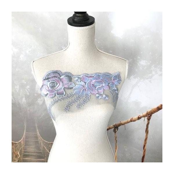 花柄のとてもエレガントな刺繍チュールモチーフです。切り離してお好みに合わせてストーンやスパンコールなどを加えると個性的な雰囲気になります。社交ダンス、バトントワリング、レオタード、ベリーダンス、フィギュアスケート、バレエ、ドレス、ステージ衣...