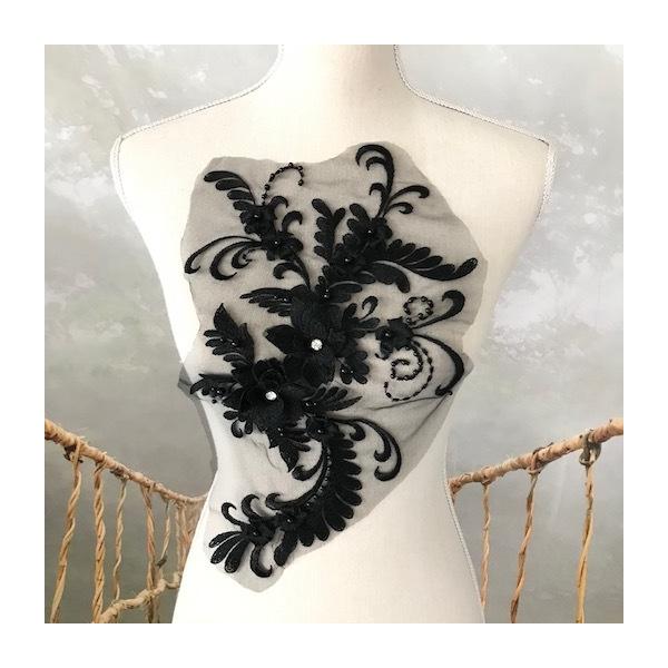 チュールにステキなお花のブラックの刺繍を施したモチーフになります。クリアストーン・パール付きで、お花の部分は立体的になっています。新体操、社交ダンス、バトントワリング、レオタード、ベリーダンス、フィギュアスケート、バレエ、ドレス、ステージ衣...
