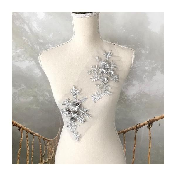 花付きの刺繍チュールモチーフになります。新体操、社交ダンス、バトントワリング、レオタード、ベリーダンス、フィギュアスケート、バレエ衣装、ドレス、ステージ衣装、ハンドメイド材料などにお使いいただけます。サイズ：H21cm W12cmカラー：ラ...