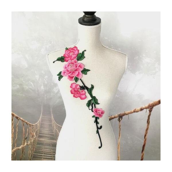 綺麗なピンクバラの長めの刺繍チーフになります。インパクトがあって、色々切り取って自由デザインの装飾ができます。新体操、社交ダンス、ベリーダンス、バトントワリング、レオタード、ベリーダンス、フィギュアスケート、バレエ、ドレス、ステージ衣装、ハ...