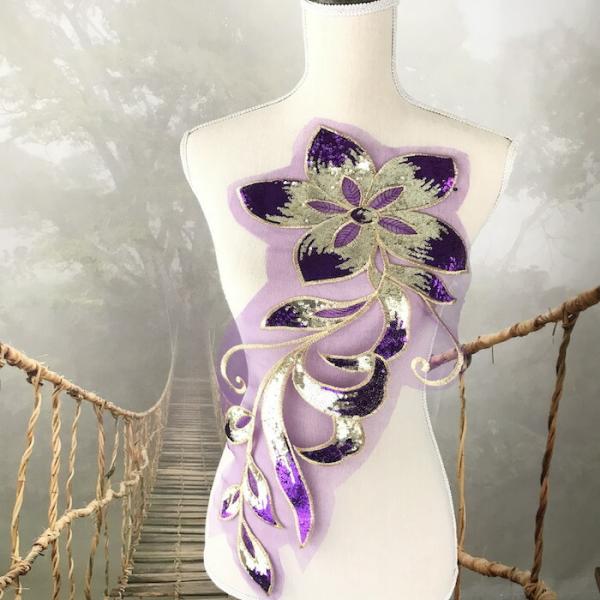 お花のスパンコール付き刺繍チュールのモチーフです。新体操、社交ダンス、バトントワリング、レオタード、ベリーダンス、フィギュアスケート、バレエ衣装、ドレス、服飾、ステージ衣装、舞台衣装、ハンドメイド材料などにお使いいただけます。サイズ：H54...