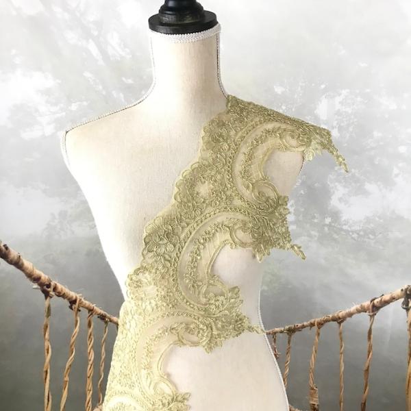 幅広い高級感があるゴールドの刺繍チュールレースになります。切り離してモチーフとしても使用ができます。ステージ衣装やドレス、ベリーダンス、レオタード、バトントワリング、お洋服や作品などに縫い付けるだけで個性的な仕上がりになります。サイズ：W2...