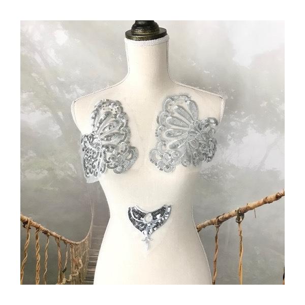 ゴージャスなシルバーのスパンコールモチーフセットです。新体操、社交ダンス、バトントワリング、レオタード、ベリーダンス、フィギュアスケート、バレエ、ドレス、ステージ衣装、ハンドメイド材料などにお使いいただけます。サイズ：大 H18.5cm  ...