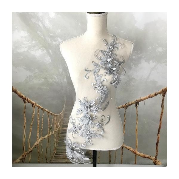 花とストーン付きのシルバーモチーフです。新体操、社交ダンス、バトントワリング、レオタード、ベリーダンス、フィギュアスケート、バレエ、ドレス、ステージ衣装、ハンドメイド材料などにお使いいただけます。サイズ：H74cm W24cmカラー：シルバー