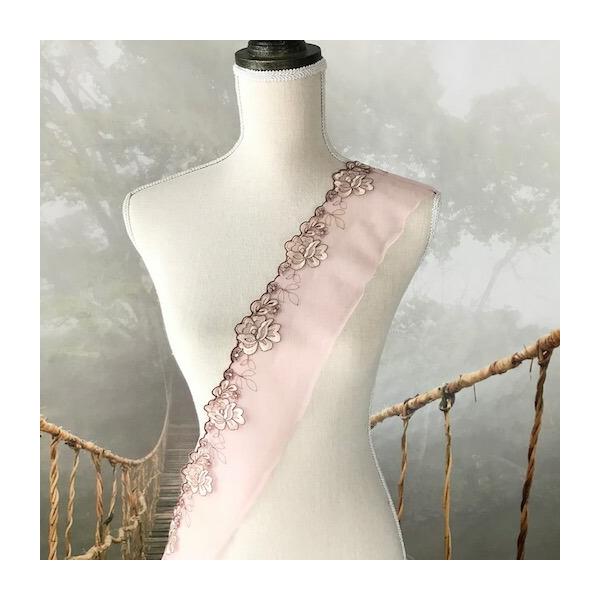 素敵なバラ模様のチュールレースになります。衣装、お洋服の装飾、衣装、ドレス、小物、ステージ衣装、服飾、手作りなどにお使いいただけます。サイズ：W8cmカラー：ピンク・ベージュ長さ：1ヤード（約90cm）