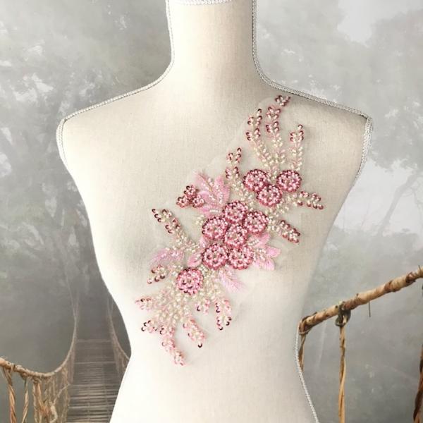 チュールにビーズとスパンコールのお花を施したモチーフです。新体操、社交ダンス、バトントワリング、レオタード、ベリーダンス、フィギュアスケート、バレエ衣装、ドレス、服飾、ステージ衣装、ハンドメイド材料などにお使いいただけます。サイズ：H34c...