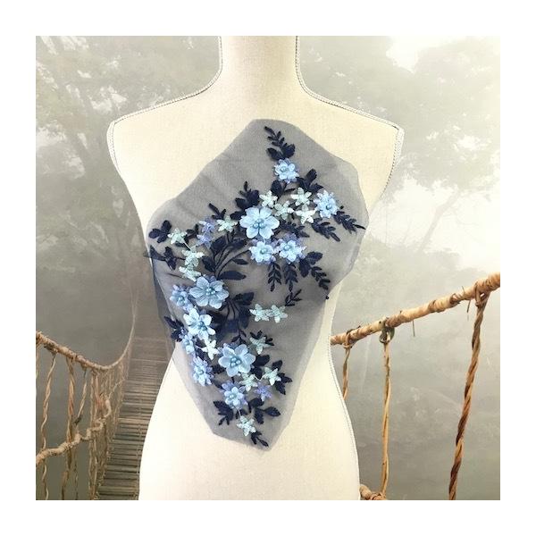 チュールにステキなお花の刺繍を施したモチーフになります。お花の部分はパール付きで立体的になっています。新体操、社交ダンス、バトントワリング、レオタード、ベリーダンス、フィギュアスケート、バレエ衣装、ドレス、服飾、ステージ衣装、ハンドメイド材...