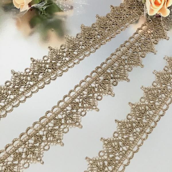 エレガントなアンティークゴールドのメタリックレースになります。コスチューム、新体操、社交ダンス、バトントワリング、レオタード、ベリーダンス、バレエ衣装、ステージ衣装、手作り制作など縫い付けるだけで個性的な仕上がりになります。サイズ：W3.5...