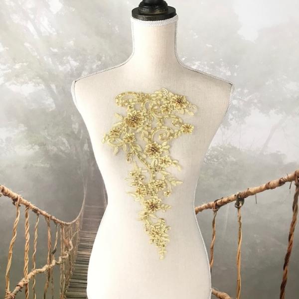 チュールにスパンコールとビーズを施したお花のモチーフになります。ワンピース、新体操、社交ダンス、バトントワリング、レオタード、ベリーダンス、フィギュアスケート、バレエ衣装、ドレス、服飾、ステージ衣装、舞台衣装、ハンドメイド材料などにお使いい...