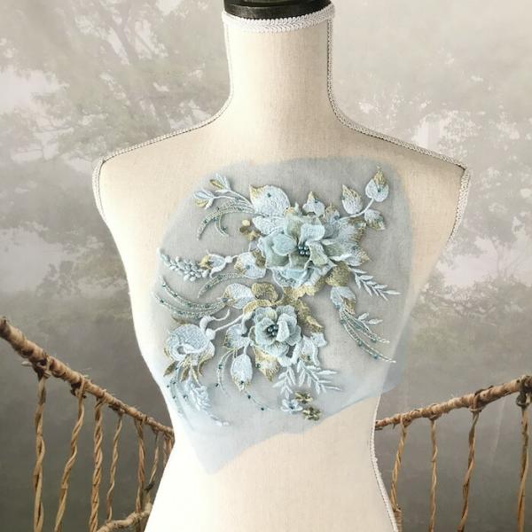 チュール生地がベースのビーズとストーン付きお花の刺繍モチーフになります。ワンピース、新体操、社交ダンス、バトントワリング、レオタード、ベリーダンス、フィギュアスケート、バレエ衣装、ドレス、服飾、ステージ衣装、舞台衣装、ハンドメイド材料などに...