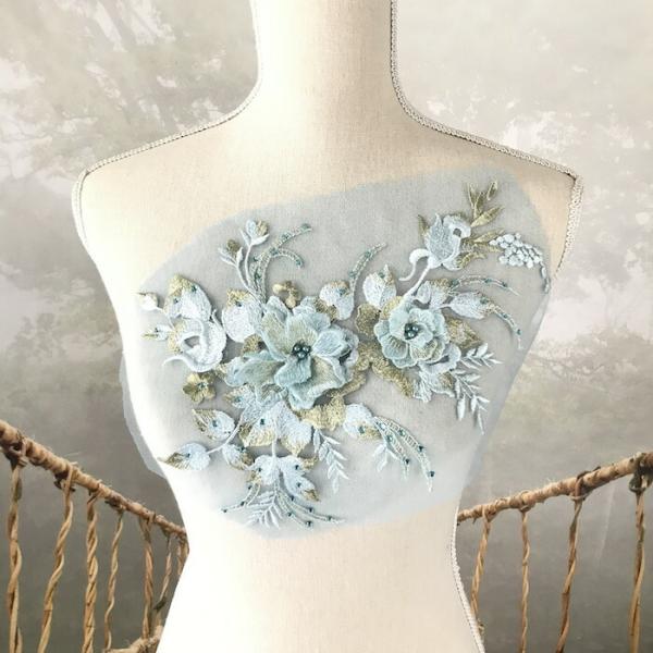 チュール生地がベースのビーズとストーン付きお花の刺繍モチーフになります。ワンピース、新体操、社交ダンス、バトントワリング、レオタード、ベリーダンス、フィギュアスケート、バレエ衣装、ドレス、服飾、ステージ衣装、舞台衣装、ハンドメイド材料などに...