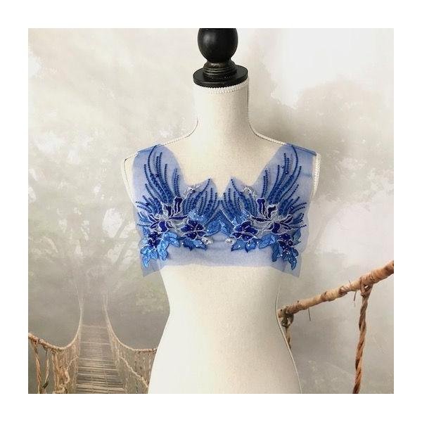 チュールにたくさんのビーズを施した花模様の衣装用モチーフです。装飾付きなので、このまま衣装に縫い付けてお使いいただけます。ビースやラインストーンを付けるのが苦手な方にも便利です。いろいろカットして自由デザインができます。社交ダンス、バトント...