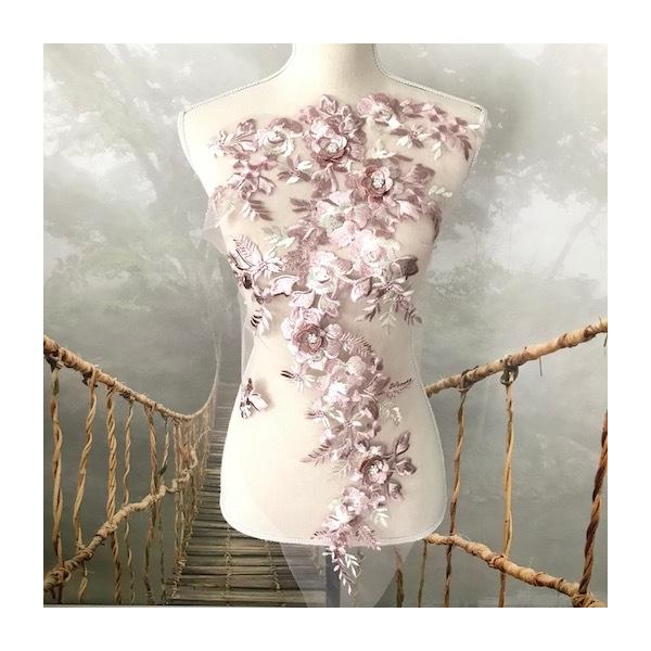 チュールにエレガントなお花の衣装モチーフになります。新体操、社交ダンス、バトントワリング、レオタード、ベリーダンス、フィギュアスケート、バレエ、ドレス、ステージ衣装、ハンドメイド材料などにお使いいただけます。サイズ：H63cm W32cmカ...