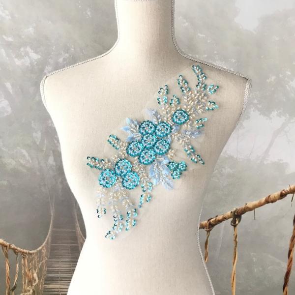 チュールにビーズとスパンコールのお花を施したモチーフです。新体操、社交ダンス、バトントワリング、レオタード、ベリーダンス、フィギュアスケート、バレエ衣装、ドレス、服飾、ステージ衣装、ハンドメイド材料などにお使いいただけます。サイズ：H34c...