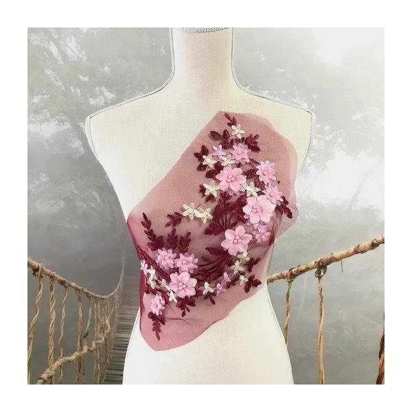 チュールにステキなお花の刺繍を施したモチーフになります。お花の部分はパール付きで立体的になっています。新体操、社交ダンス、バトントワリング、レオタード、ベリーダンス、フィギュアスケート、バレエ衣装、ドレス、服飾、ステージ衣装、ハンドメイド材...