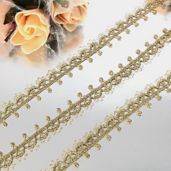 ゴールドの装飾用レースになります。コスチューム、新体操、社交ダンス、バトントワリング、レオタード、ベリーダンス、バレエ衣装、ステージ衣装、手作り制作など縫い付けるだけで個性的な仕上がりになります。サイズ：W1.7cmカラー：ゴールド長さ：1...