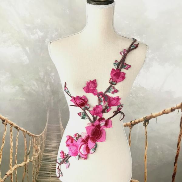 ピンク系のバラ模様のモチーフレースになります。ワンピース、新体操、社交ダンス、バトントワリング、レオタード、ベリーダンス、フィギュアスケート、バレエ衣装、ドレス、服飾、ステージ衣装、舞台衣装、ハンドメイド材料などにお使いいただけます。サイズ...