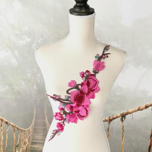 ピンク系のバラ模様のモチーフレースになります。ワンピース、新体操、社交ダンス、バトントワリング、レオタード、ベリーダンス、フィギュアスケート、バレエ衣装、ドレス、服飾、ステージ衣装、舞台衣装、ハンドメイド材料などにお使いいただけます。サイズ...