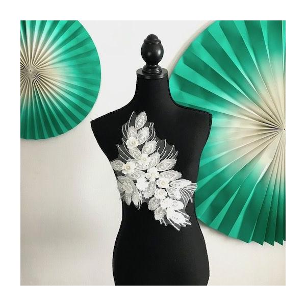 チュールにステキなお花の刺繍を施したモチーフになります。切り取って自由にデザイン加工できます。パール付きでお花の部分は3Dになっています。新体操、社交ダンス、バトントワリング、レオタード、ベリーダンス、フィギュアスケート、バレエ、ドレス、ス...