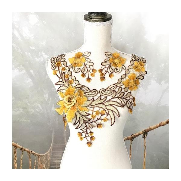 豪華なネックラインモチーフです。新体操、社交ダンス、バトントワリング、レオタード、ベリーダンス、フィギュアスケート、バレエ、ドレス、ステージ衣装、ハンドメイド材料などにお使いいただけます。サイズ：大 H36cm W32cm  小 H13cm...