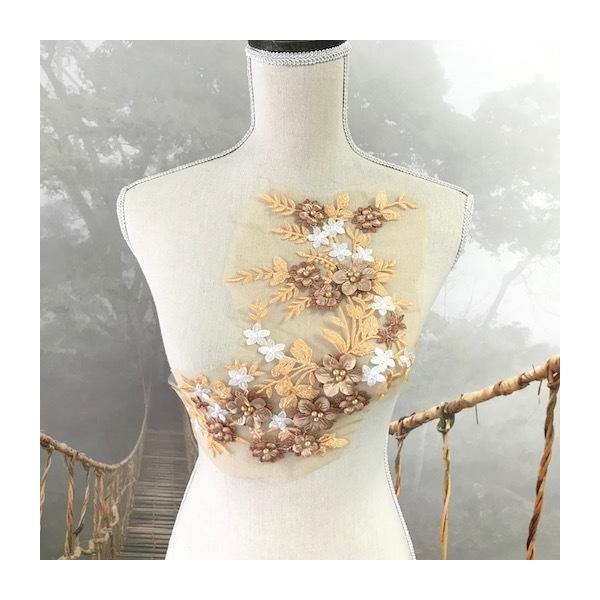 チュールにステキなお花の刺繍を施したモチーフになります。お花の部分はパール付きで立体的になっています。新体操、社交ダンス、バトントワリング、レオタード、ベリーダンス、フィギュアスケート、バレエ衣装、ドレス、服飾、ステージ衣装、ハンドメイド材...