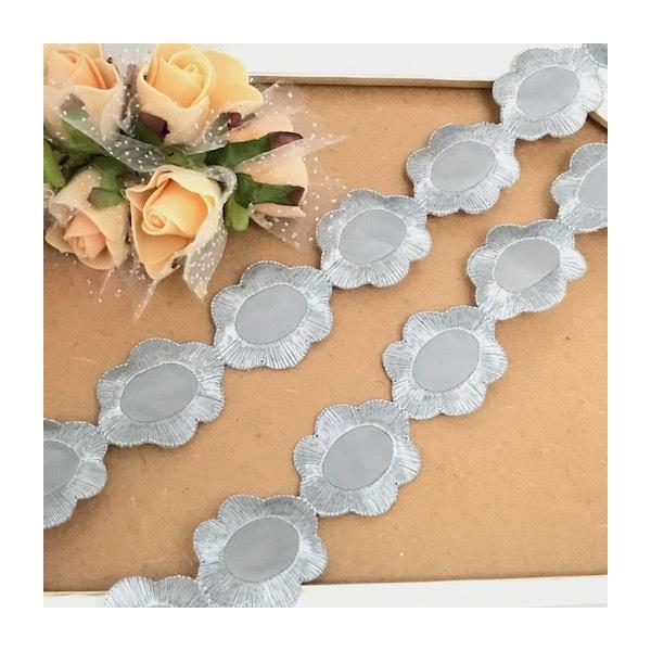 エレガントなシルバーの花形の刺繍ワッペンモチーフブレードです。切り離してモチーフとしても使用ができます。新体操、バレエ衣装、レオタード、バトントワリング 、ドレス、ステージ衣装などに飾り付けるモチーフです。レオタードなどの好きな位置に、好き...