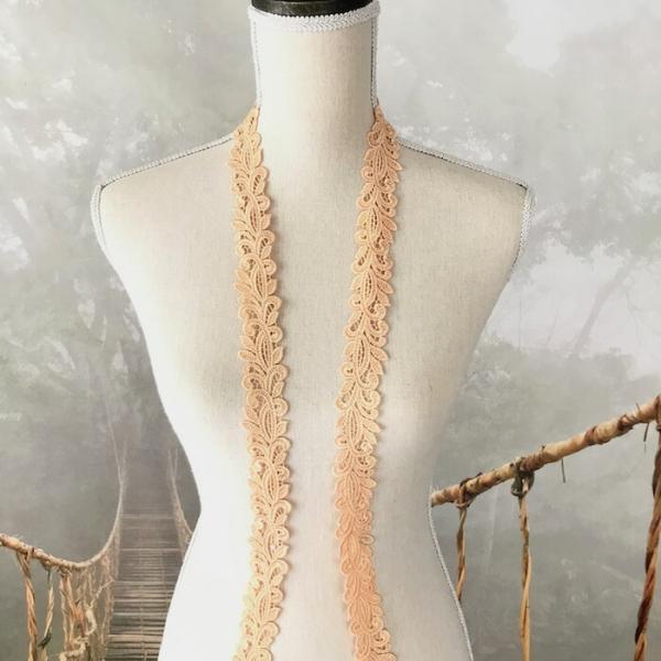 お花のピーチカラーのケミカルレースになります。新体操、社交ダンス、バトントワリング、レオタード、ベリーダンス、フィギュアスケート、バレエ衣装、ドレス、服飾、ステージ衣装、舞台衣装、ハンドメイド材料などにお使いいただけます。サイズ：W3.5c...