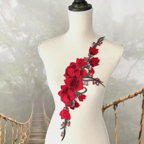 レッド系のバラ模様のモチーフレースになります。ワンピース、新体操、社交ダンス、バトントワリング、レオタード、ベリーダンス、フィギュアスケート、バレエ衣装、ドレス、服飾、ステージ衣装、舞台衣装、ハンドメイド材料などにお使いいただけます。サイズ...