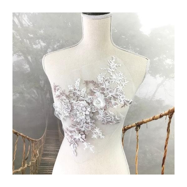 チュールにステキなお花とピンクのラメ入り刺繍を施したモチーフになります。お花の部分はパール付きで立体的になっています。新体操、社交ダンス、バトントワリング、レオタード、ベリーダンス、フィギュアスケート、バレエ衣装、ドレス、服飾、ステージ衣装...