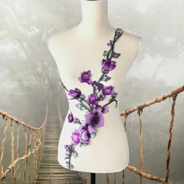 パープル系のバラ模様のモチーフレースになります。ワンピース、新体操、社交ダンス、バトントワリング、レオタード、ベリーダンス、フィギュアスケート、バレエ衣装、ドレス、服飾、ステージ衣装、舞台衣装、ハンドメイド材料などにお使いいただけます。サイ...