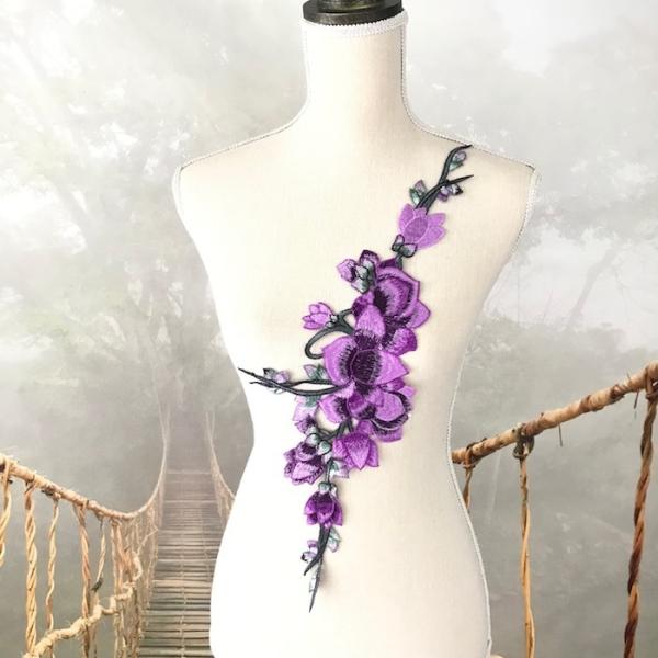 パープル系のバラ模様のモチーフレースになります。ワンピース、新体操、社交ダンス、バトントワリング、レオタード、ベリーダンス、フィギュアスケート、バレエ衣装、ドレス、服飾、ステージ衣装、舞台衣装、ハンドメイド材料などにお使いいただけます。サイ...