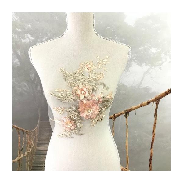 チュールにステキなお花とゴールドラメ入り刺繍を施したモチーフになります。お花の部分はパール付きで立体的になっています。新体操、社交ダンス、バトントワリング、レオタード、ベリーダンス、フィギュアスケート、バレエ衣装、ドレス、服飾、ステージ衣装...