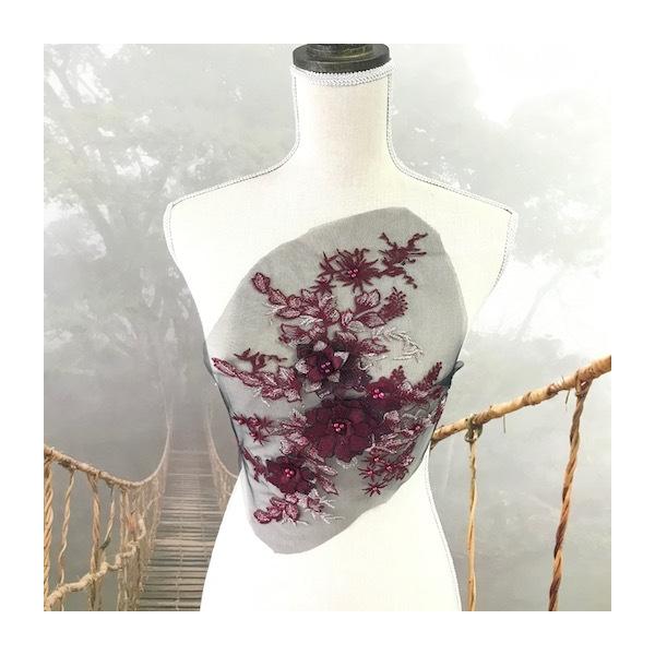 チュールにステキなお花とラメ入り刺繍を施したモチーフになります。お花の部分はパール付きで立体的になっています。新体操、社交ダンス、バトントワリング、レオタード、ベリーダンス、フィギュアスケート、バレエ衣装、ドレス、服飾、ステージ衣装、ハンド...