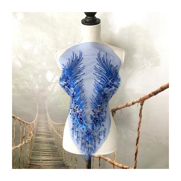 チュールにたくさんのビーズを施した花模様の衣装用モチーフです。装飾付きなので、このまま衣装に縫い付けてお使いいただけます。ビースやラインストーンを付けるのが苦手な方にも便利です。いろいろカットして自由デザインができます。新体操、社交ダンス、...