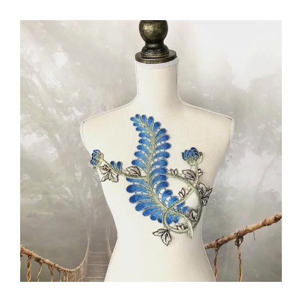 ブルーがとてもインパクトのあるローズとリーフのモチーフです。社交ダンス、バトントワリング、レオタード、ベリーダンス、フィギュアスケート、バレエ、ドレス、ステージ衣装、ハンドメイド材料などに使用するとお洒落感がワンランクアップします。サイズ：...