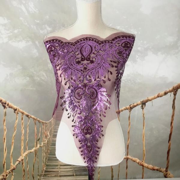 パープルのスパンコールを施したモチーフになります。ワンピース、新体操、社交ダンス、バトントワリング、レオタード、ベリーダンス、フィギュアスケート、バレエ衣装、ドレス、服飾、ステージ衣装、舞台衣装、ハンドメイド材料などにお使いいただけます。サ...